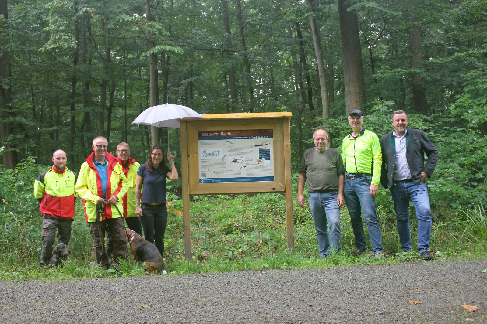 Neue Informationstafel aufgestellt: „Wölbäcker im Wendhäuser Wald ...